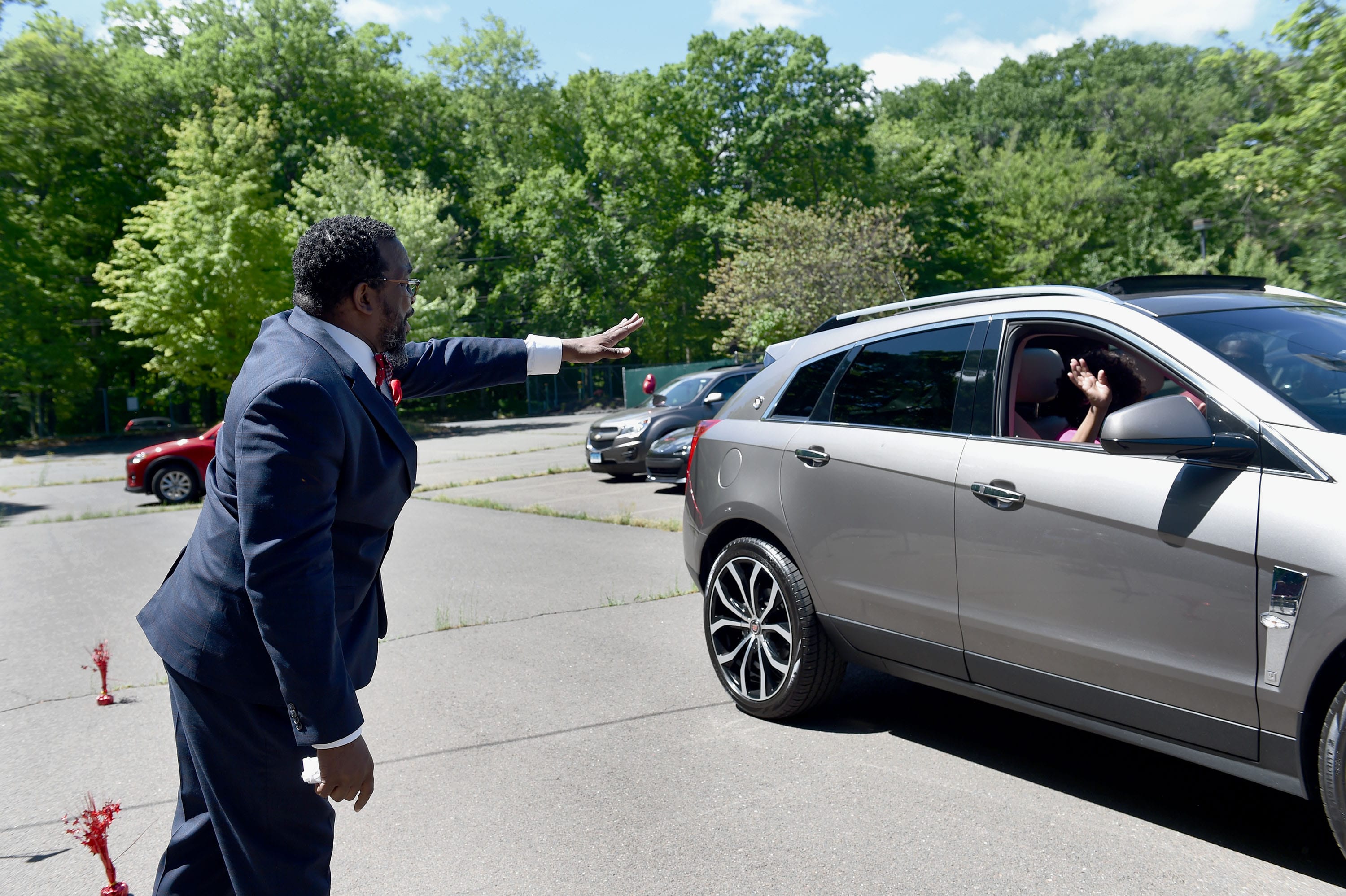 Drive up church service09 | CT Mirror