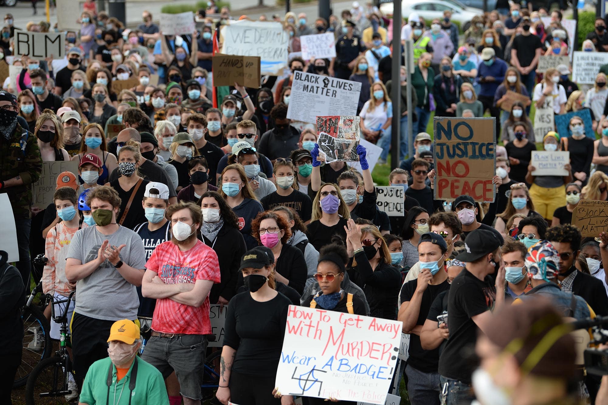 WH protest crowd | CT Mirror