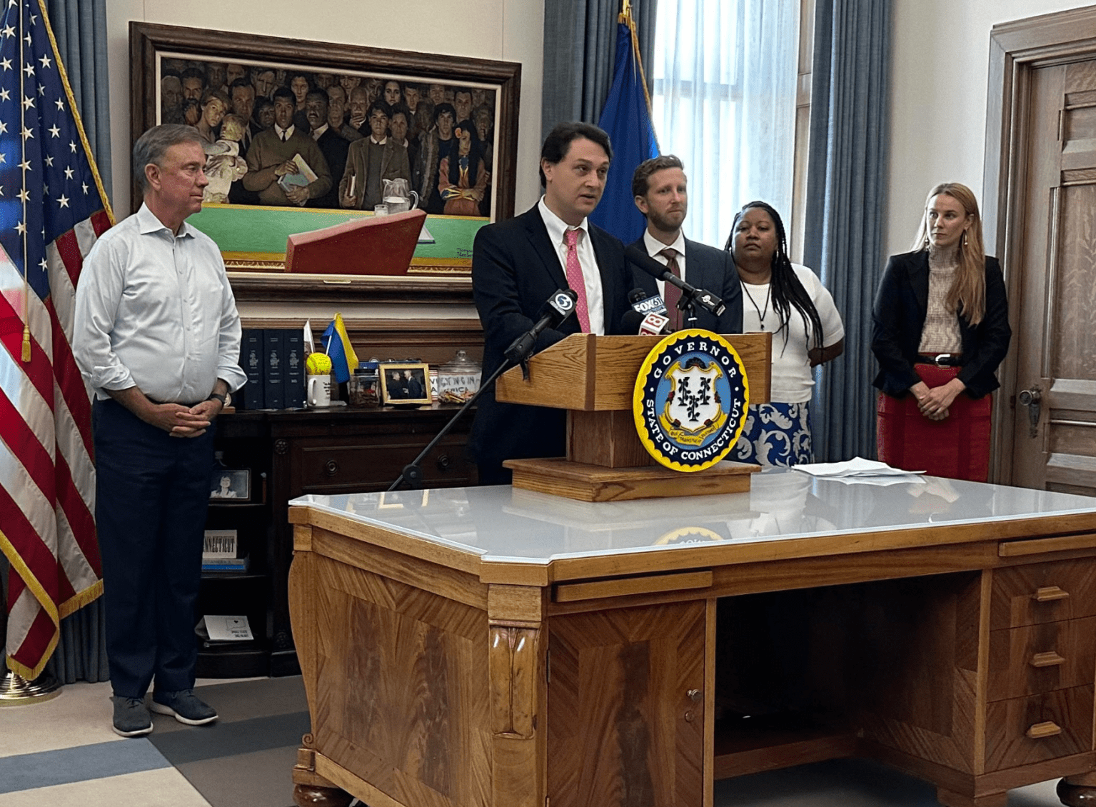 Audit: Lamont staff fumbled vehicle oversight, had laptop surplus