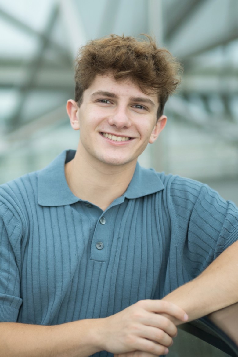 Gray-Senior-Photos-Leica-1000213 | CT Mirror
