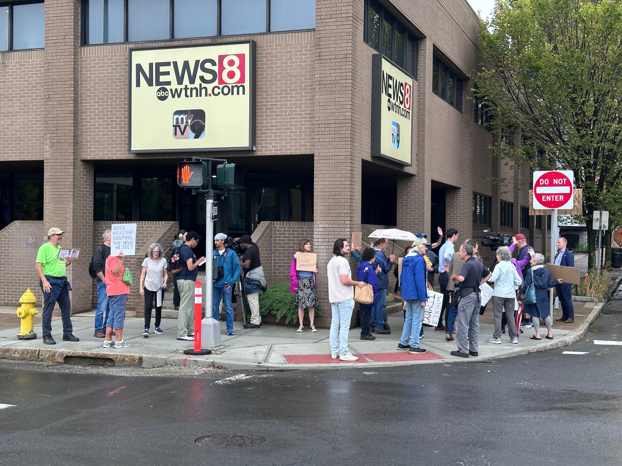 Protesters target WTNH over Jimmy Kimmel's suspension
